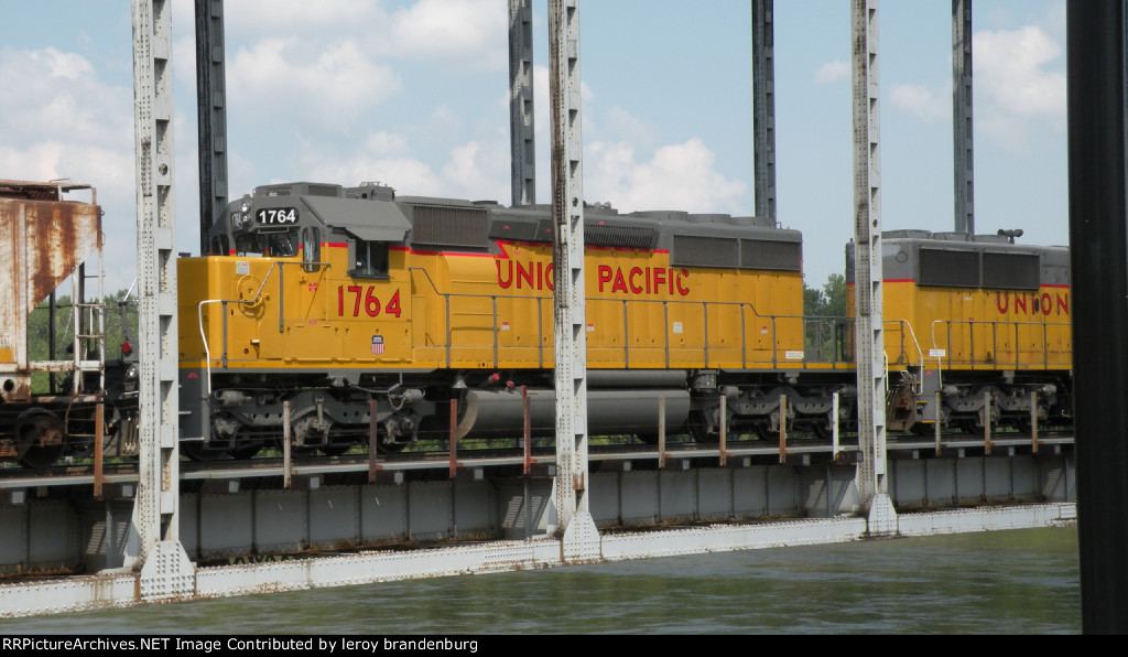 UP 1764 crossing the missouri river
